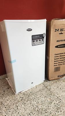 Corotos | Nevera ejecutiva nedoca nueva de caja con llave en la puerta