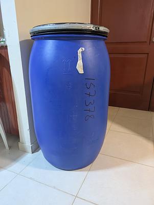 Corotos | Tanque azul de envío o agua, con tapa enroscada